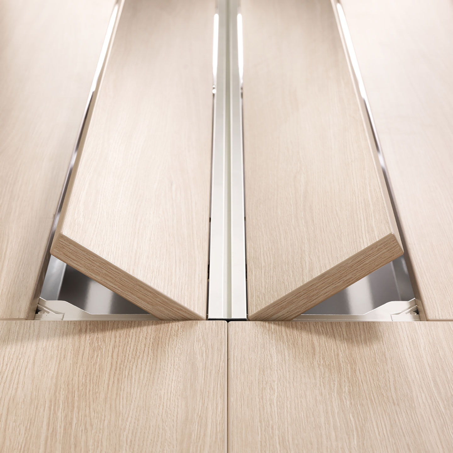 Kiron | Office desk | Haworth Europe