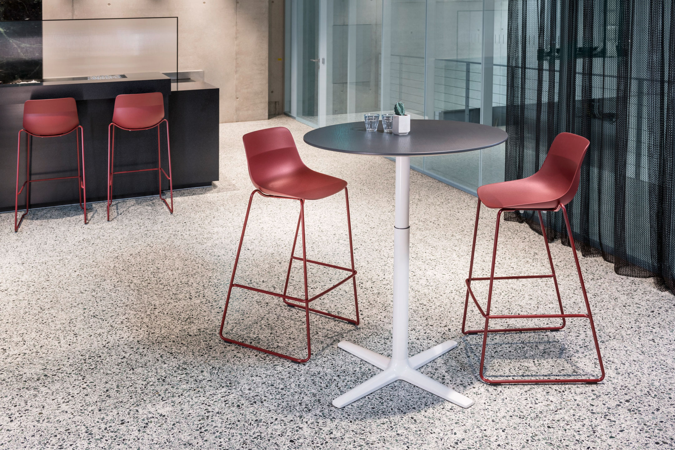 lift | Height adjustable tables | Haworth Europa